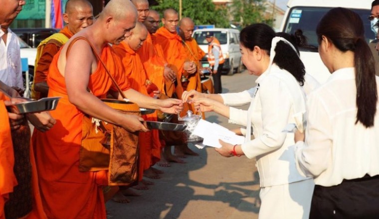 ព្រះអង្គ ហ៊ុន ម៉ា ណែ ត និមន្ត បិណ្ឌបាត នៅ ខេត្ត ត្បូ ង ឃ្មុំ | Krama ...